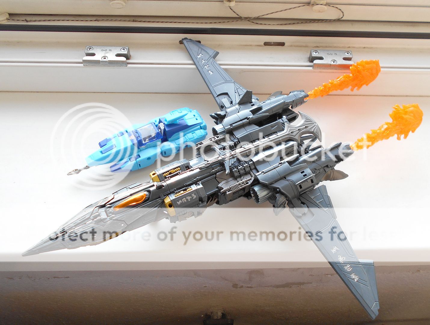 Takara TF5 Leader Megatron comes with exclusive golden shield for AoE ...